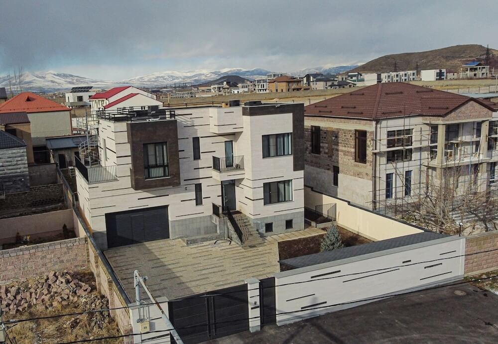 PRIVATE RESIDENCE IN ARINJ • GRAPHIT Architectural Studio